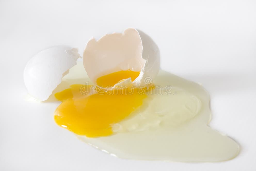 Pęknięte jajko obraz stock. Obraz złożonej z odżywczy - 11054991