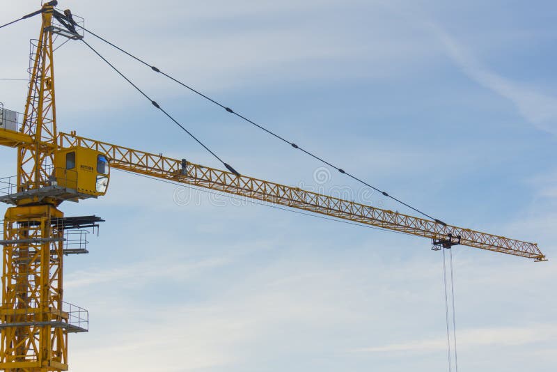 Der Kran baut das Haus redaktionelles foto. Bild von kran - 88656011