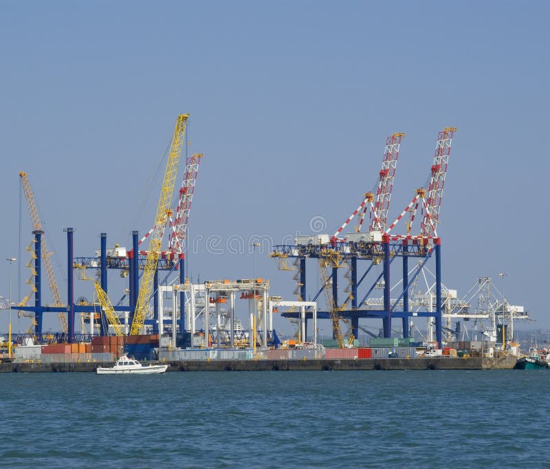 Kranen in een scheepswerf stock foto. Image of kleurrijk - 15065386
