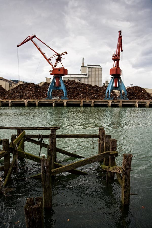 Kranen en schroot stock afbeelding. Image of lading, industrieel - 12887905