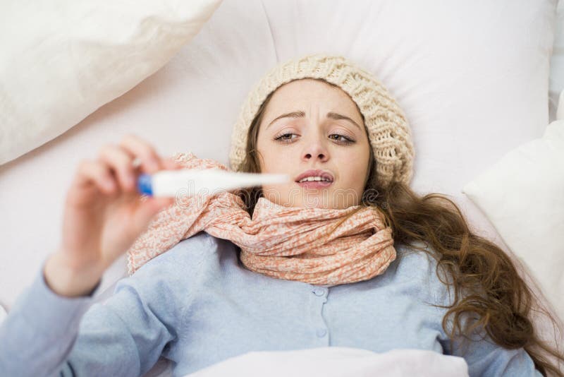 Kranke Frau stockbild. Bild von kopf, niesen, gesundheit - 38417985