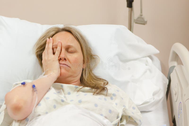 Kranke Frau im Krankenhaus stockbild. Bild von klinisch - 56373617
