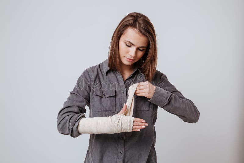 Kranke Junge Frau Mit Dem Gips an Hand Stockfoto - Bild von hand ...