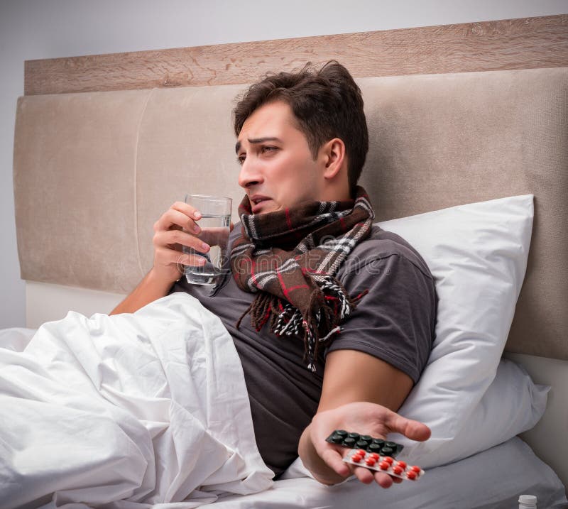 Kranker Mann, Der Im Bett Ruht Stockfoto - Bild von gesundheit, bett ...