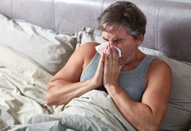 Kranker Mann im Bett stockbild. Bild von leute, grippe - 85719619
