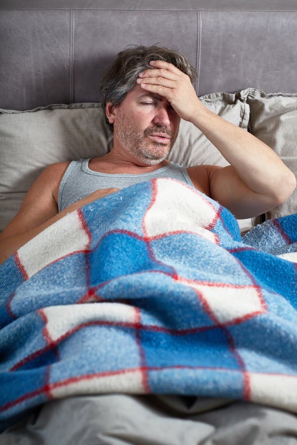 Kranker Mann im Bett stockbild. Bild von krankheit, papier - 88011963