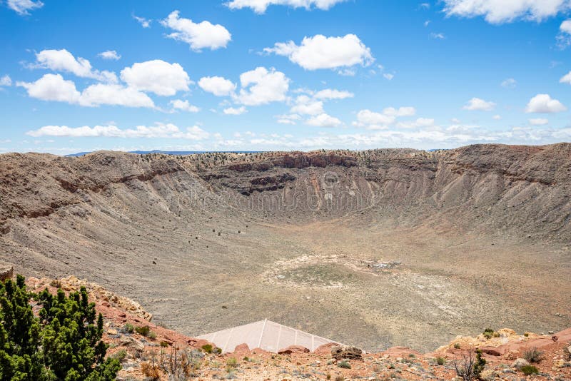 Krater Meteor, Niebieskie Niebo, Winslow Arizona, Stany Zjednoczone ... Krater Meteor, Niebieskie Niebo, Winslow Arizona, Stany Zjednoczone ...