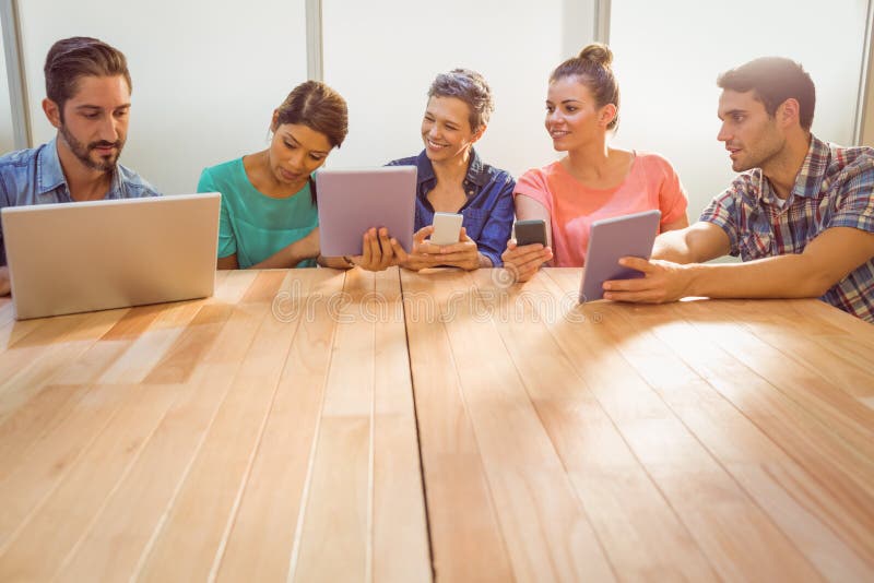Kreative Kollegen Mit Laptop Und Digitaler Tablette Stockfoto - Bild ... Kreative Kollegen Mit Laptop Und Digitaler Tablette Stockfoto - Bild ...