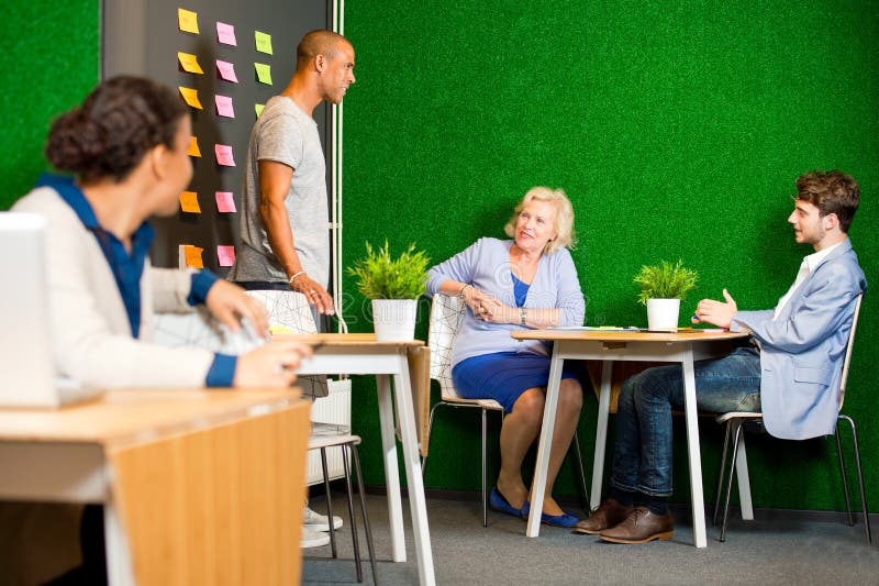 Kreative Sitzung Mit Kleinem Projektteam Stockfoto - Bild von beiläufig ...