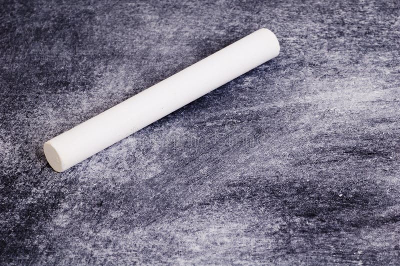 Kreide auf Tafel stockbild. Bild von schule, kreide, beschaffenheit ...