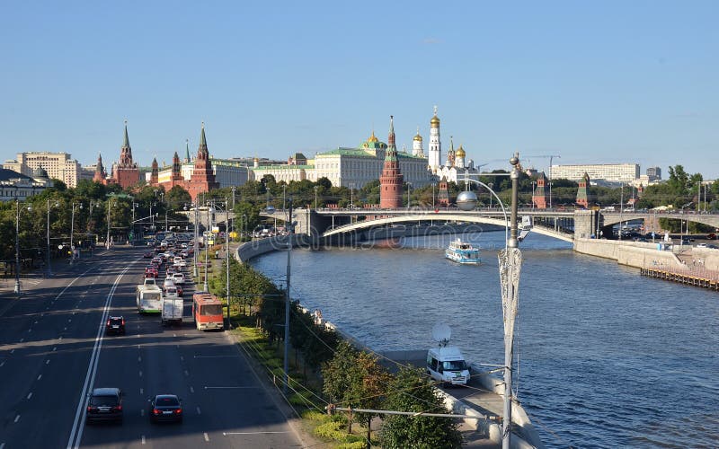 Kremlin De Moscou E O Cais Com Barcos Do Cruzeiro, Rússia Do Rio De ...