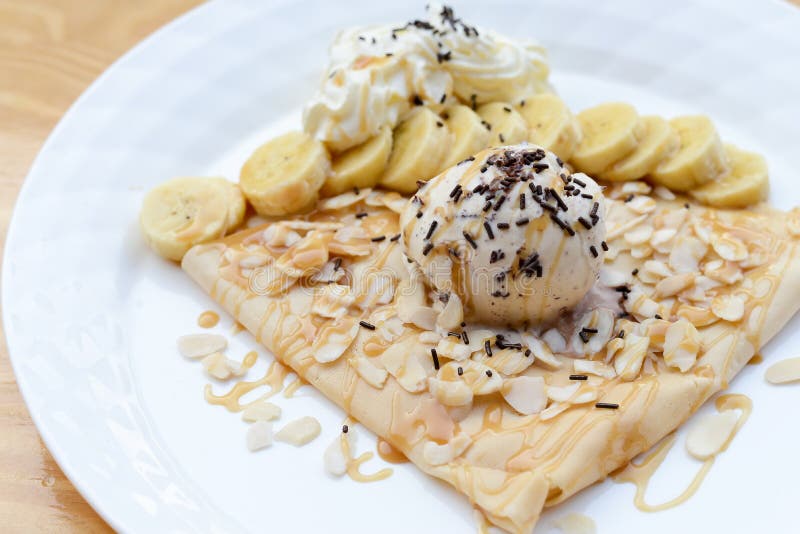 Krepps Mit Banane Und Eiscreme Stockfoto - Bild von pfannkuchen, krepp ...
