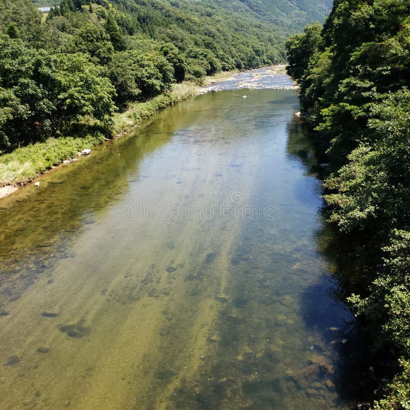 Kristallklares Flussbett stockfoto. Bild von nave, kristall - 157297800