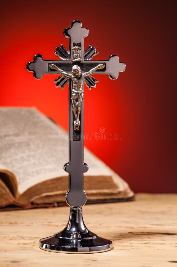 Kristet kors och bibel arkivfoto. Bild av pastor, havre - 51481150