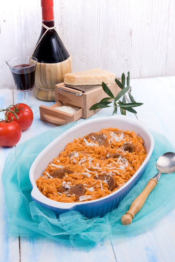 Kritharaki grego foto de stock. Imagem de cordeiro, jantar - 84496226