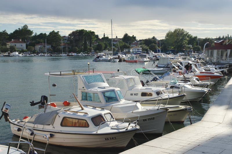 Krk, Kroatien redaktionelles foto. Bild von anlegestelle - 85581046