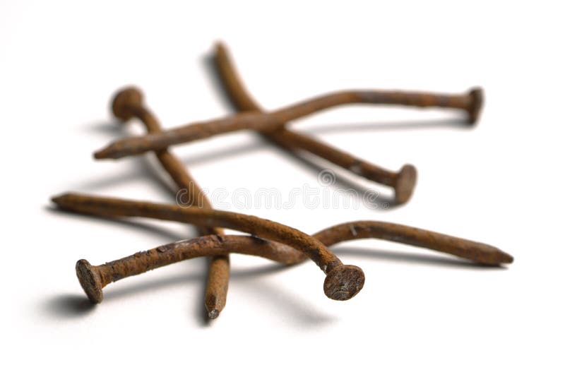 Krokigt och rostigt spikar arkivfoto. Bild av textur - 79980626