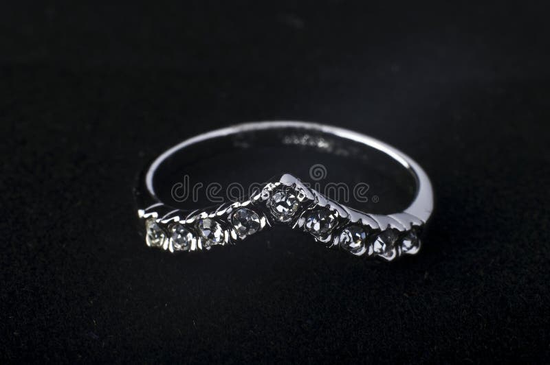 Kronenringe stockbild. Bild von juwelen, frauen, schmucksachen - 7465295
