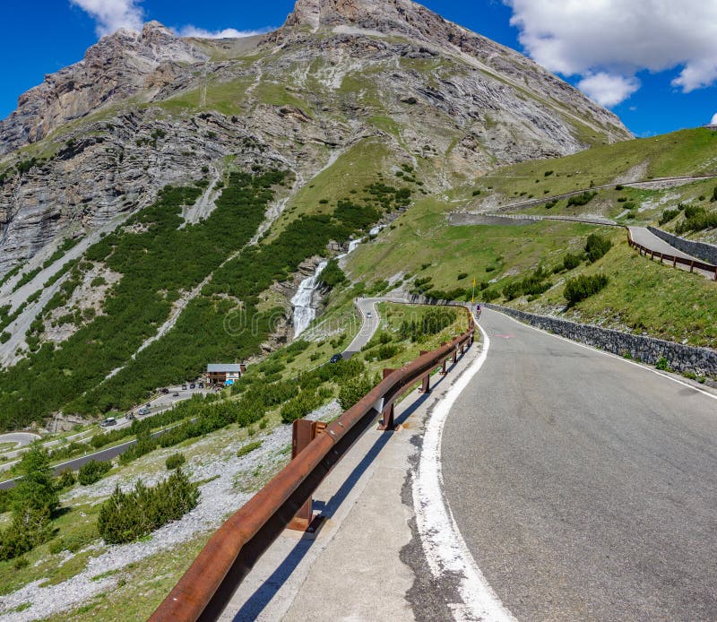 Kronkelige Weg, Stelvio Pass Van Bormio Stock Afbeelding - Image of ...