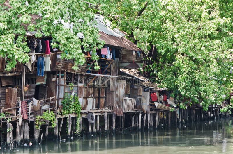 Krottenwijk op vuil kanaal stock afbeelding. Image of vuil - 31975793