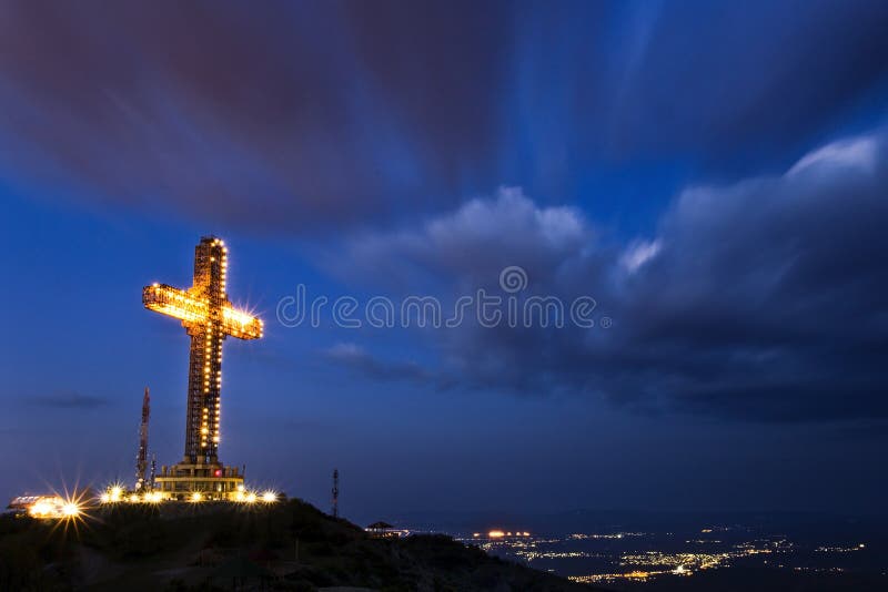 Kruis en wolken stock foto. Image of berg, skopje, wolken - 31524886