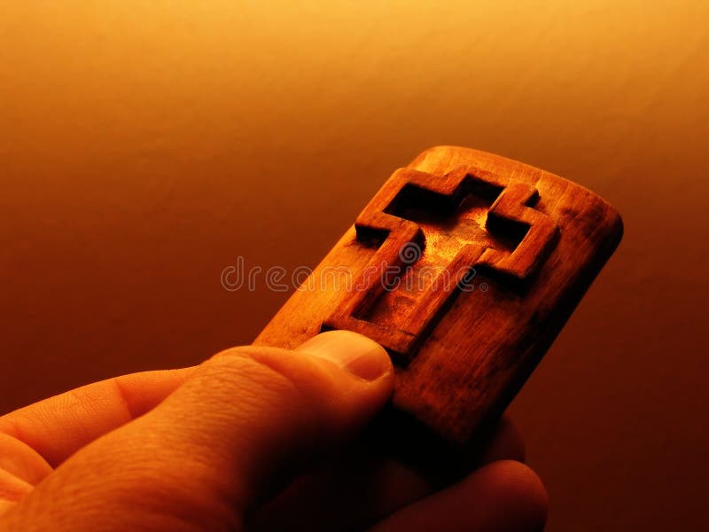 Kruis in hout stock foto. Image of bereik, symbool, bruin - 671806