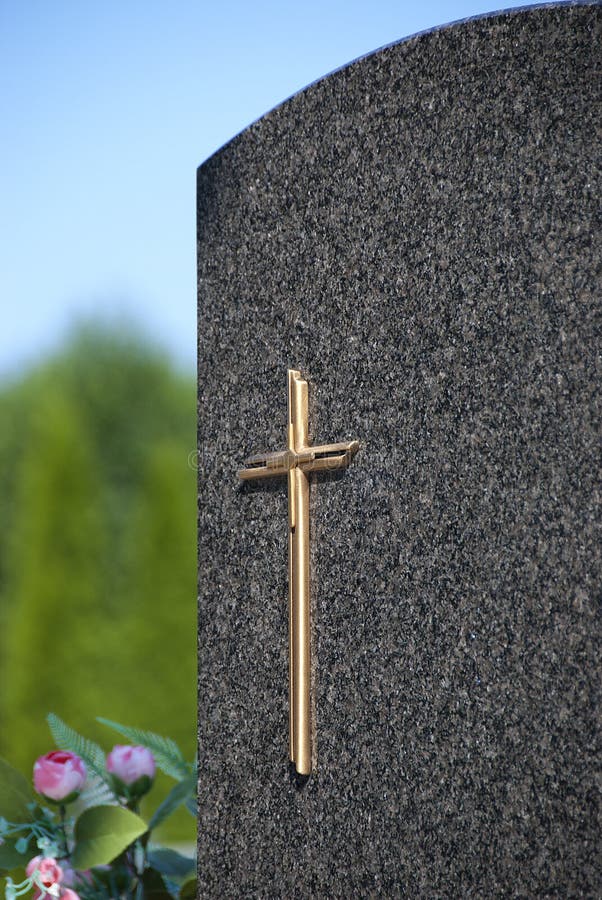 Kruis op grafsteen stock afbeelding. Image of christen - 32197029