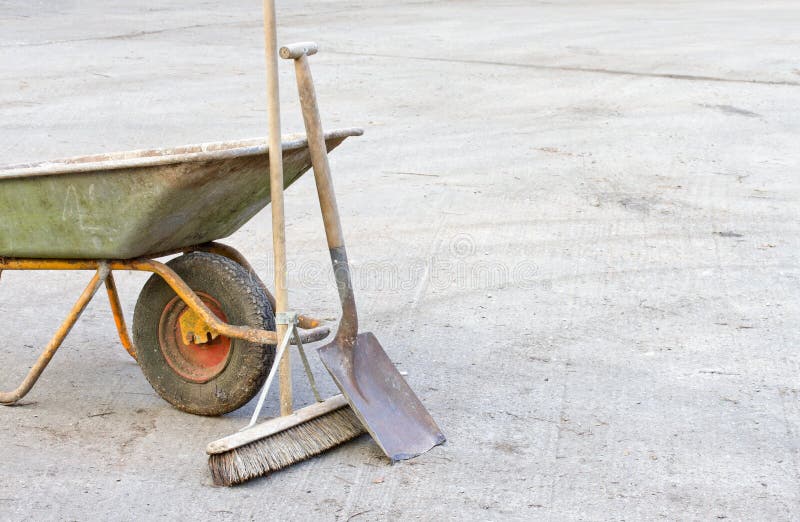 Kruiwagen Met Een Schop En Een Hark Stock Afbeelding - Image of hoop ...