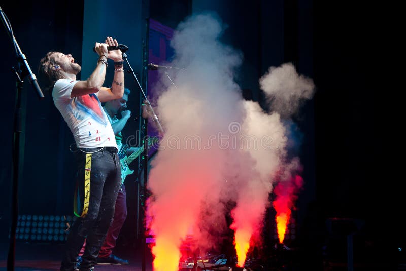 Krystof imagen editorial. Imagen de grupo, suelo, feliz - 69446850