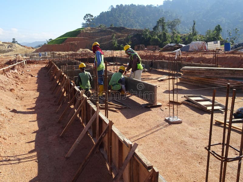 Construction Workers Installing & Fabricating Ground Beam Timber Form ...