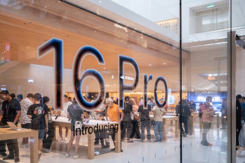 Introducing of IPhone 16 in Apple Store, People Can Seen Exploring ...