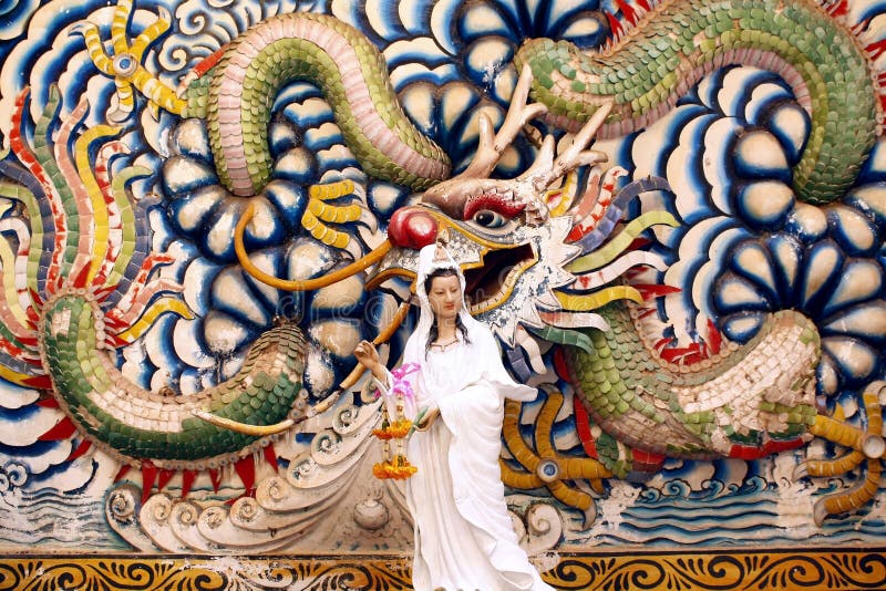 Kuan Yin, tevreden Draken stock foto. Image of beeldhouwwerk - 18932958