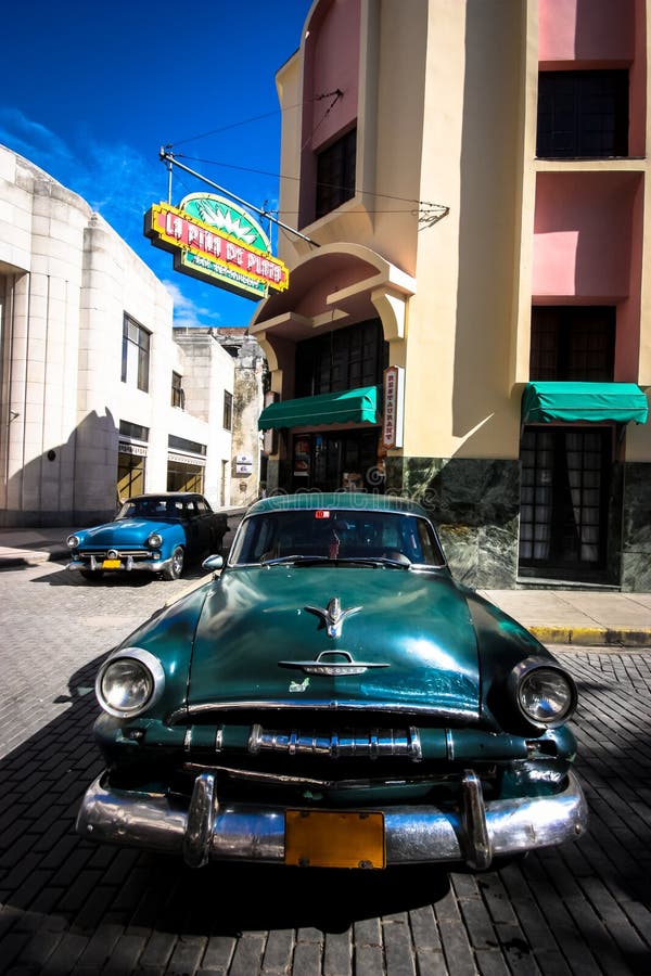 Kubanische Zigarre und Hut stockfoto. Bild von braun - 43221092