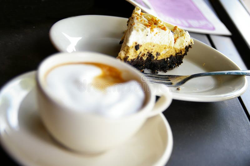 Kuchen und Kaffee stockfoto. Bild von backen, becher, sahnig - 5593586