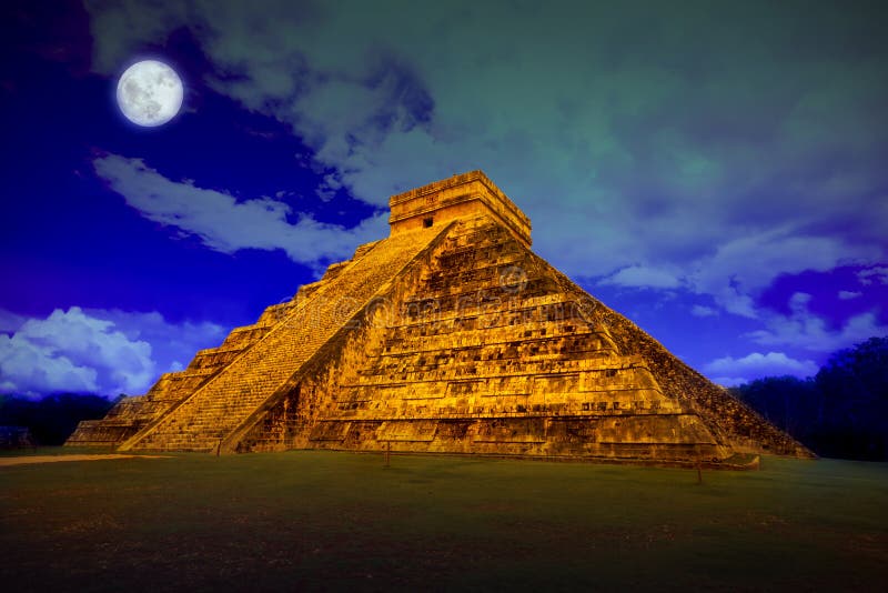 Kukulcan Bei Chichen Itza am Vollmond Stockbild - Bild von pyramide ...