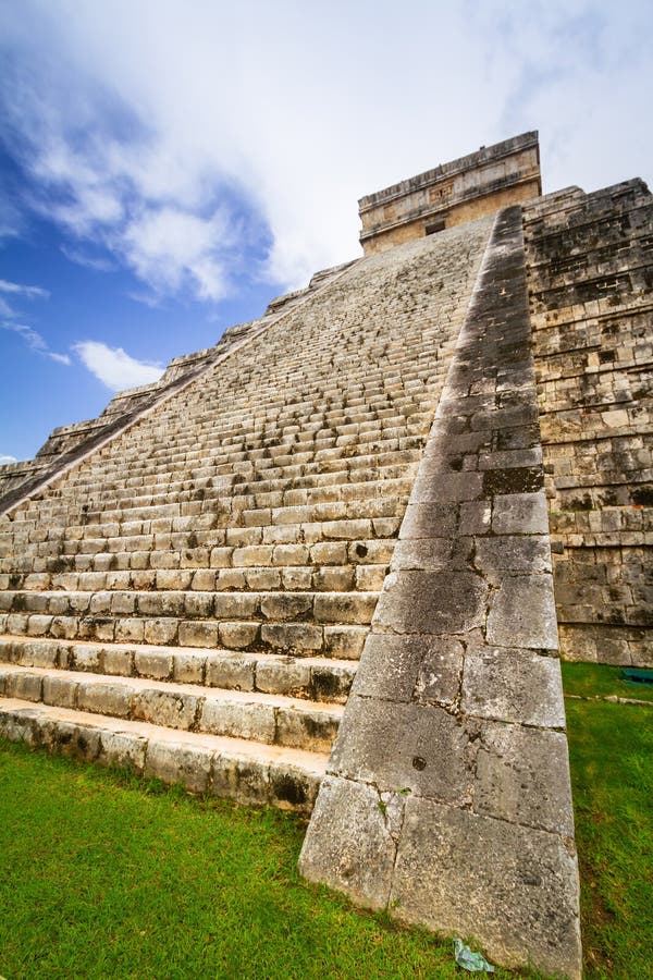 Kukulkan Pyramid in Chichen Itza Stock Photo - Image of chichenitza ...