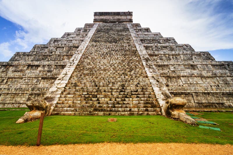 Kukulkan Pyramid in Chichen Itza Stock Photo - Image of itza, inca ...
