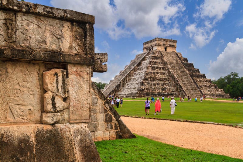 Kukulkan Pyramid in Chichen Itza, Mexico Editorial Stock Photo - Image ...
