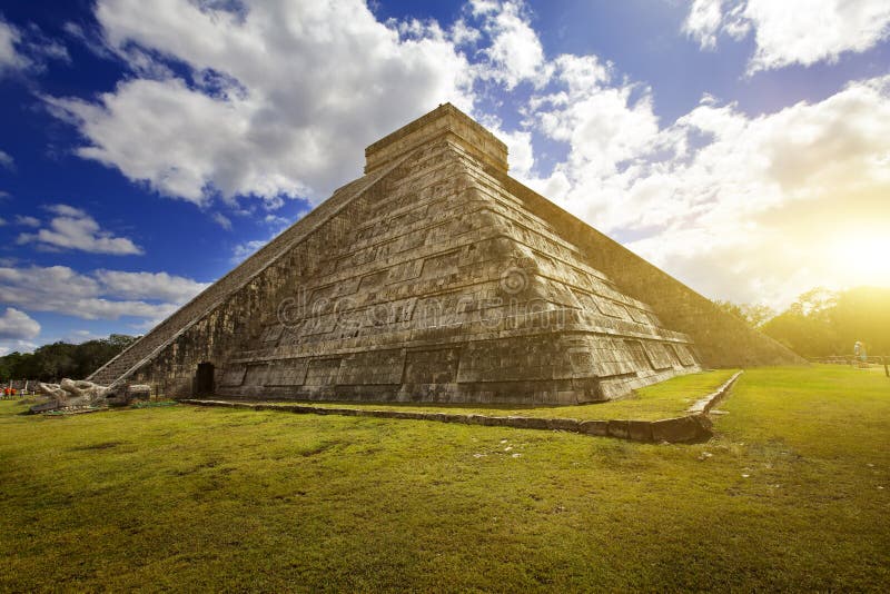 Kukulkan Pyramid in Chichen Itza on the Yucatan, Mexico Stock Photo ...