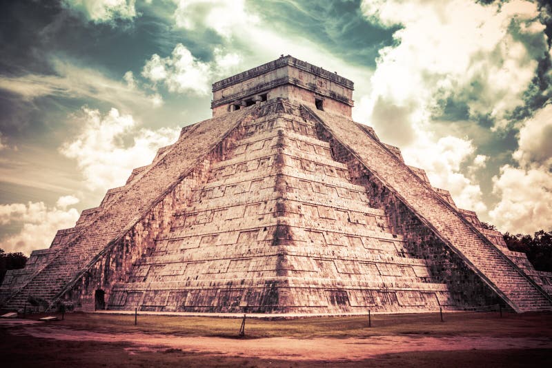 Kukulkan Pyramid (el Castillo) at Chichen Itza, Yucatan, Mexico Stock ...