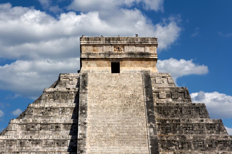 Kukulkan Pyramid Top at Chichen Itza Stock Photo - Image of colombian ...