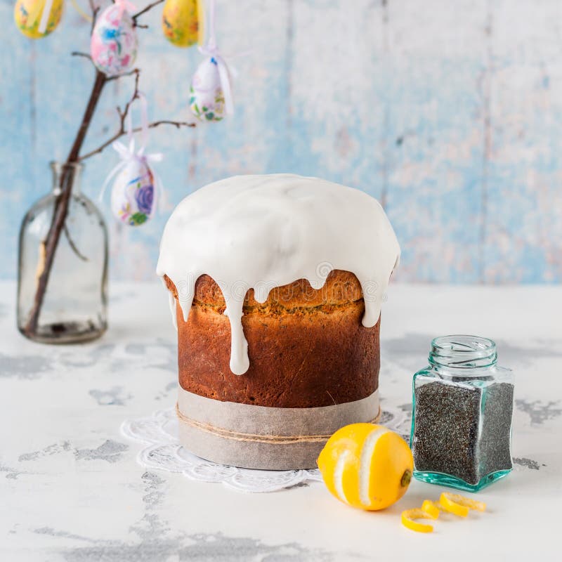 Kulich, Pan De Pascua Del Ruso Foto de archivo - Imagen de huevo, rusia ...