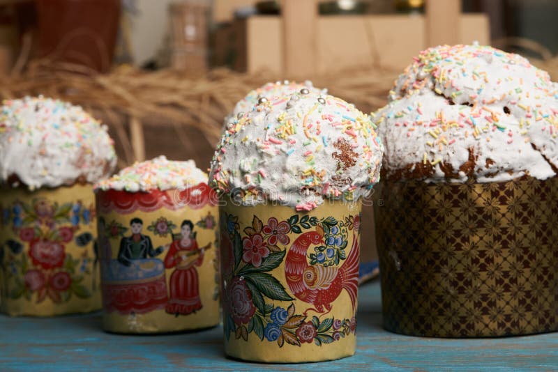 Kulichi, Russo Tradizionale Pasqua Agglutina Con La Samovar, Uovo Tinto ...