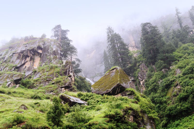 Piękny Widok Himalajskie Góry Na Trekking Trasie Grahan, Kasol, Parvati ...