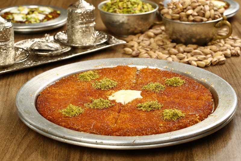 Kunefe/dessert Traditionnel Turc Photo stock - Image du grec, chaud ...