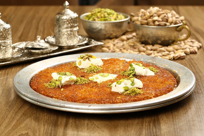 Kunefe, Turecki Deser Z Jagodami Obraz Stock - Obraz złożonej z ...