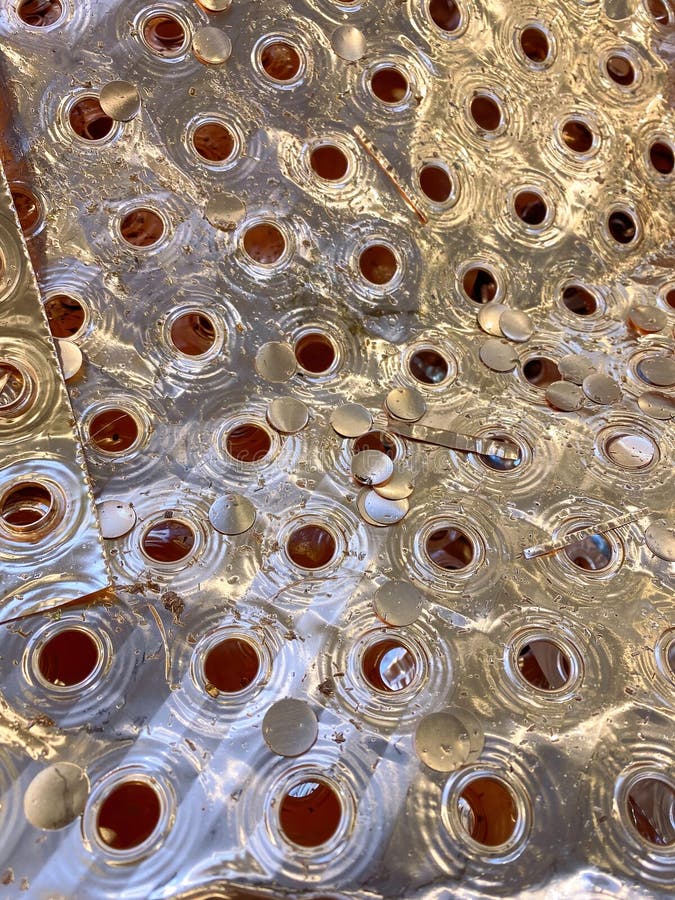 Kupferblech mit Lochung stockfoto. Bild von metallurgie - 245063484