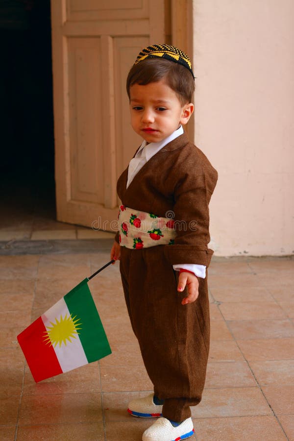Kurdish Män I Traditionella Kläder På Gatan Av Den Howraman Byn I Det ...