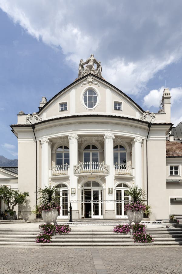 Le Kurhaus Dans Merano - Meran Photo stock - Image du touriste, europe ... Le Kurhaus Dans Merano - Meran Photo stock - Image du touriste, europe ...