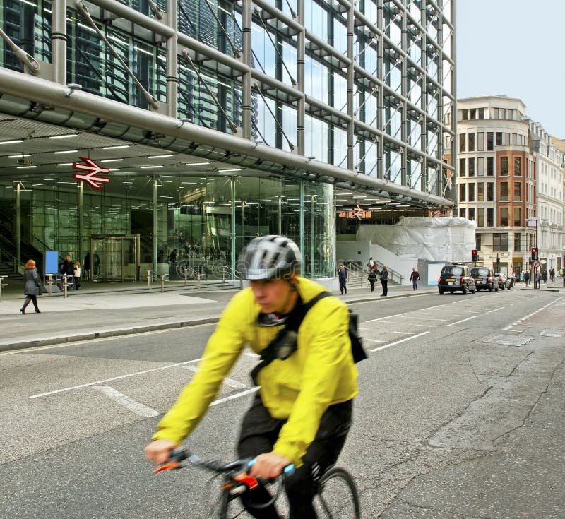 Kurier. redaktionelles foto. Bild von anlieferung, eilbote - 38971481